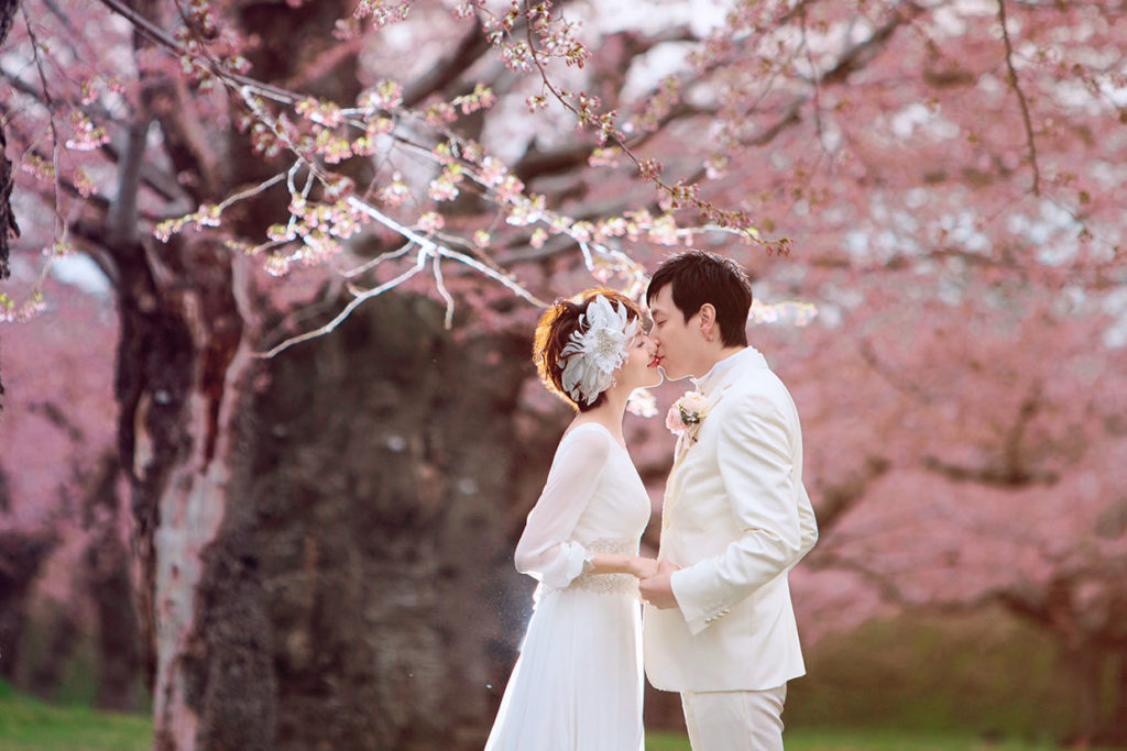 An outdoor wedding ceremony surrounded by Sakura | WEDDING REPORT ...